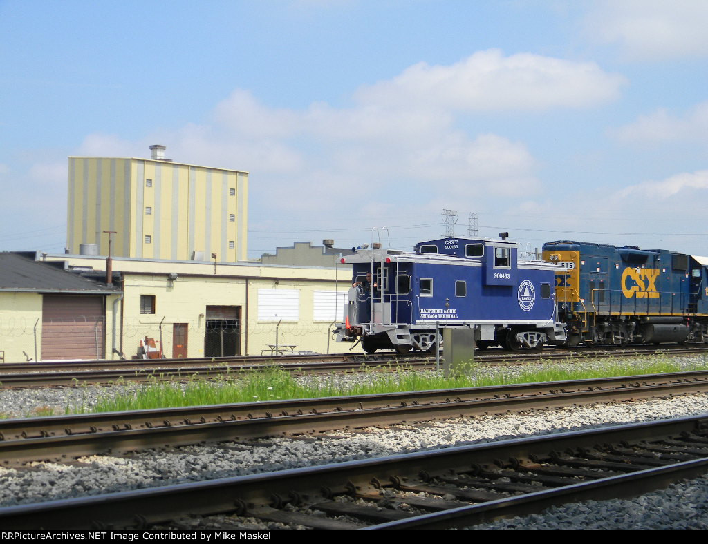 CSX 1516 @ CABOOSE 900433